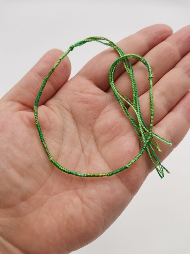 Modele de brățări din ață colorată handmade - Looram Land