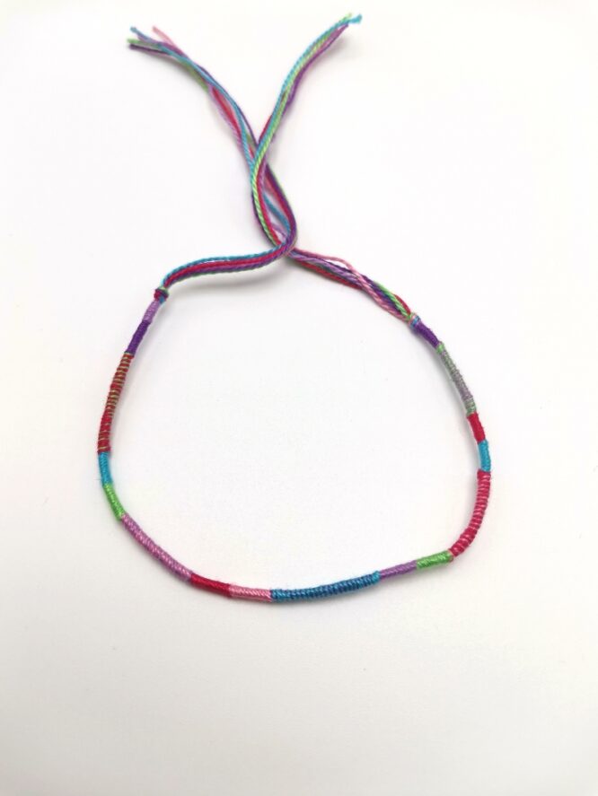 Modele de brățări din ață colorată handmade - Looram Land