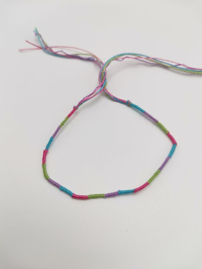 Modele de brățări din ață colorată handmade - Looram Land