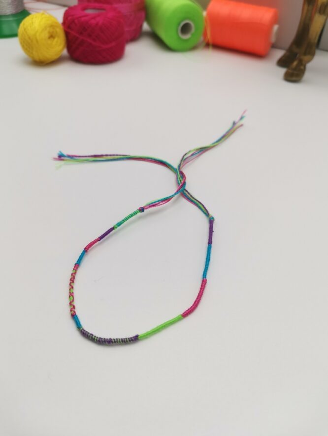 Modele de brățări din ață colorată handmade - Looram Land