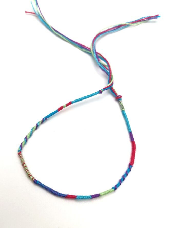 Modele de brățări din ață colorată handmade - Looram Land