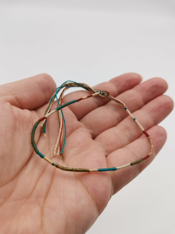 Modele de brățări din ață colorată handmade - Looram Land